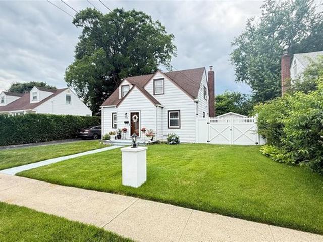 706 Partridge Ave, West Hempstead, NY 11552