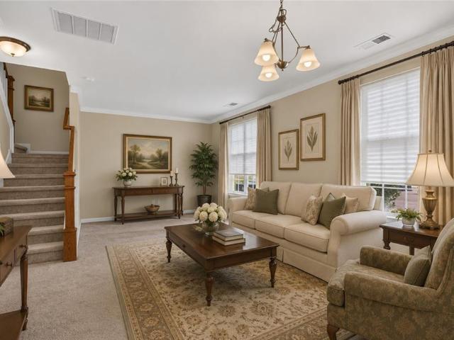706 Promenade LN