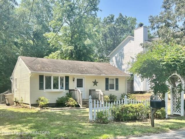 706 Riverside Dr, Bayville, NJ 08721