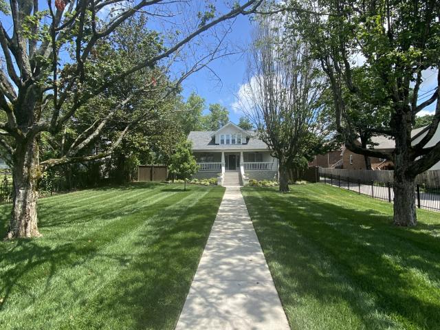 706 W 7th St