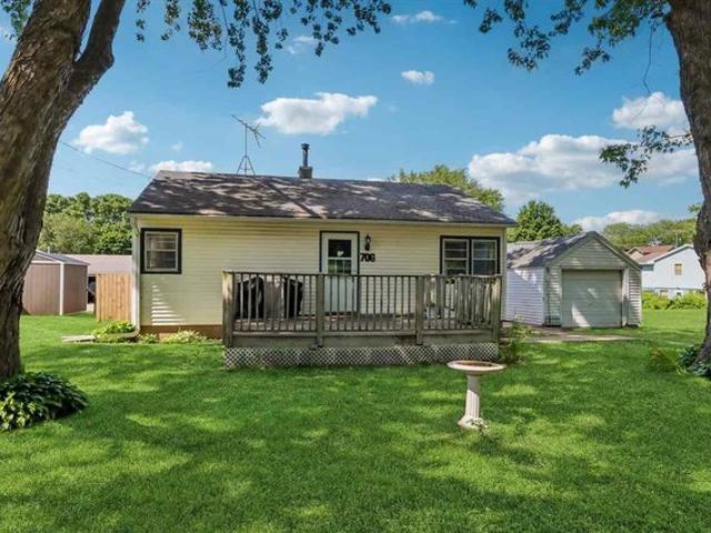 706 W Maple St, Williamsburg, IA 52361