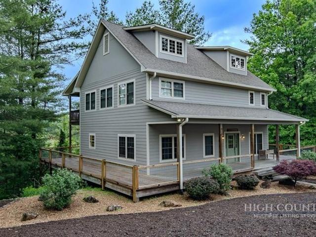 706 Village Pine Dr, Jefferson, NC 28640