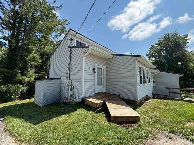 7074 Hickman Cemetery Rd, Fairlawn, VA 24141