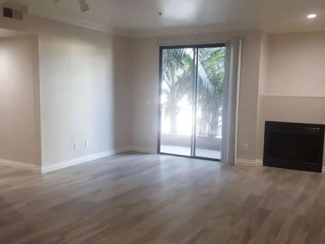 7076 Hawthorn