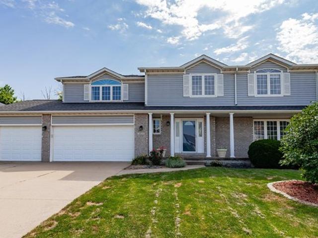 7077 Ridgedale Ct, Johnston, IA 50131