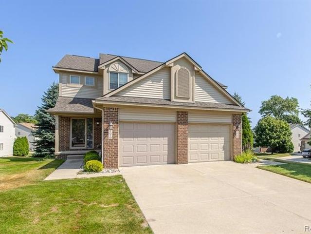 7070 Magnolia Ln, Waterford Township, MI 48327