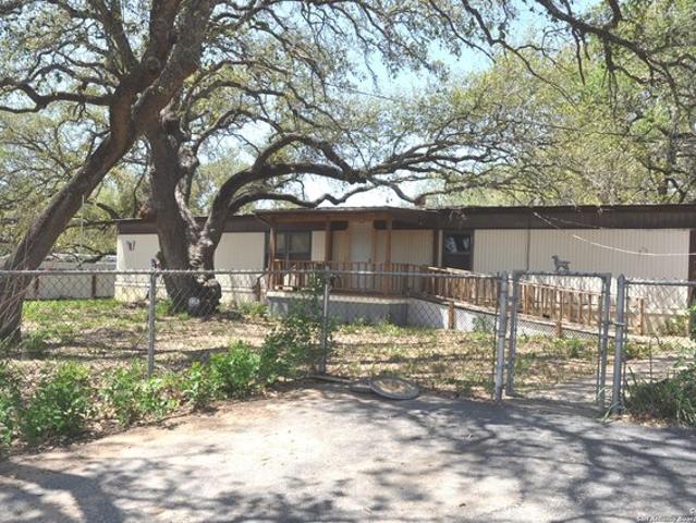 707 Devine Dr, Devine, TX 78016