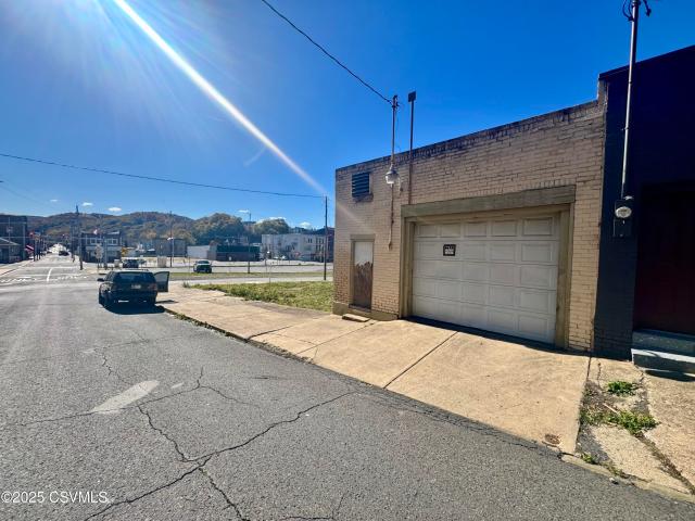 707 N ROCK Street