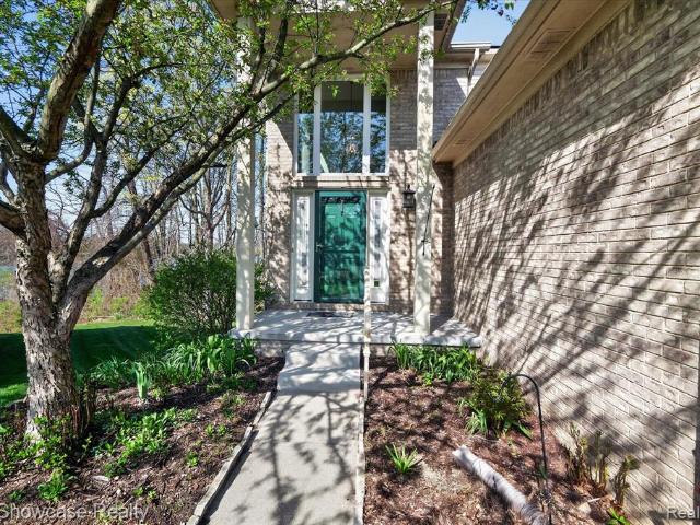 707 Pointe Court