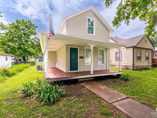 707 Pine St, Wamego, KS 66547