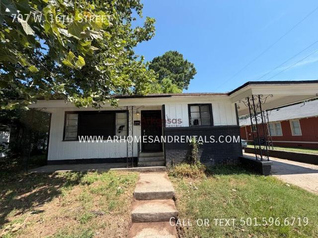 707 W. 16th Street | 2 Bedrooms | 1 Bathroom * 1/2 Off First Month's Rent!