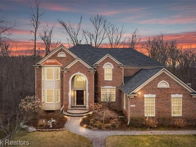 7083 Chatham Ct, West Bloomfield Township, MI 48322