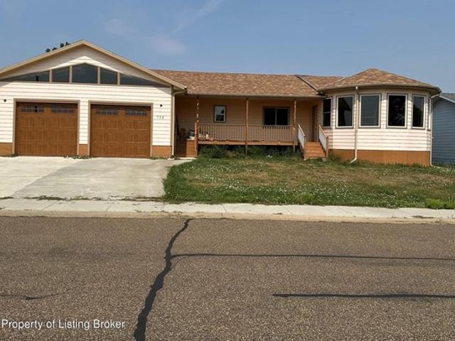 708 29th St W, Dickinson, ND 58601