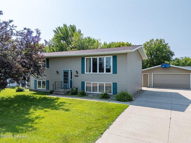 708 4th Ave NE, Crookston, MN 56716
