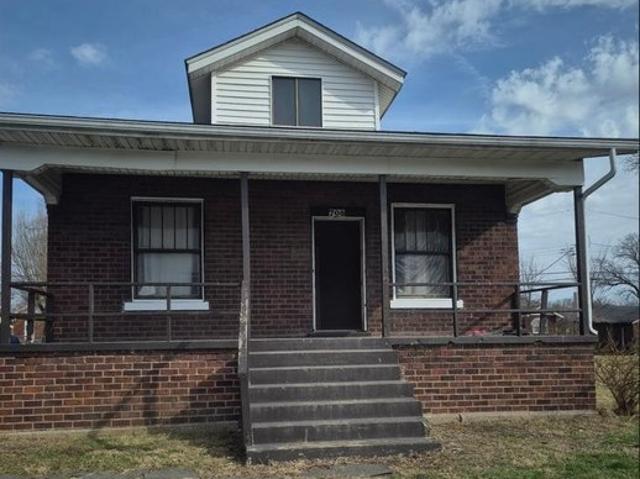 708 Alhambra Ct, East Saint Louis, IL 62205