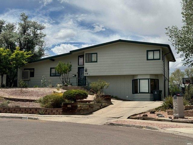 708 Julie Ct, Gallup, NM 87301