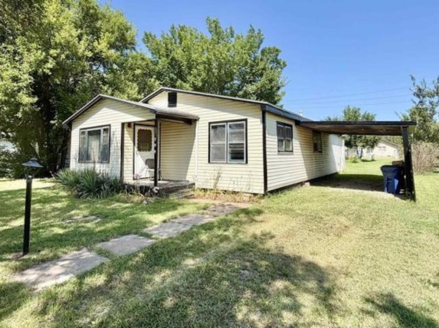 708 N School St, Eureka, KS 67045