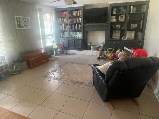 708 NW Zetus Road