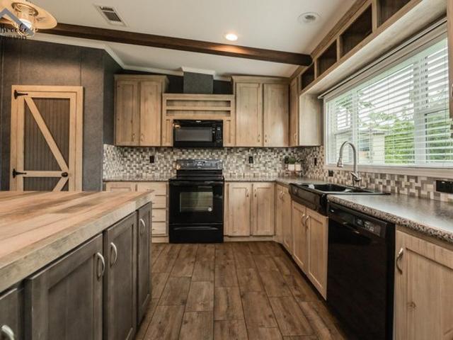 708 S Graham St, Henrietta, TX 76365