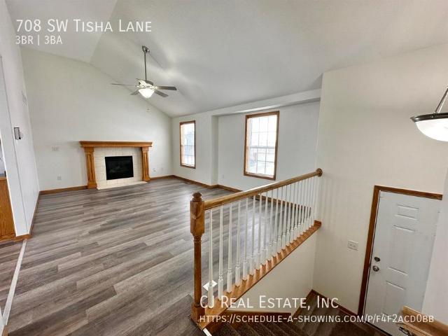 708 SW Tisha Lane, 3 beds, 2 full and 1 half baths