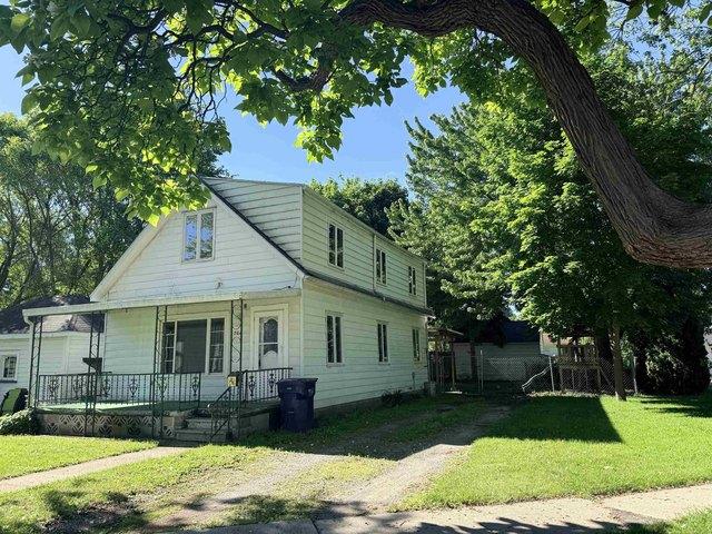 708 Woodside Ln, Bay City, MI 48708