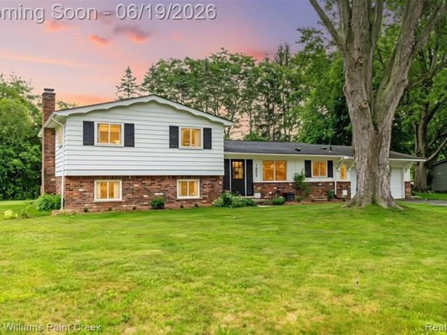 7093 Stonebrook Rd, West Bloomfield Township, MI 48322