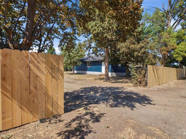 709 N 8th St