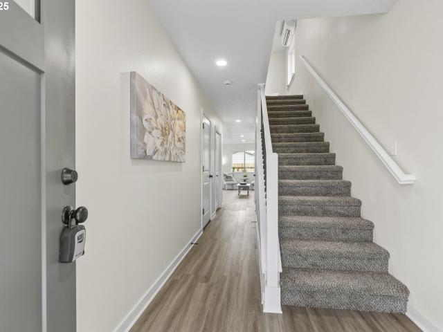 709 S 9th AVE