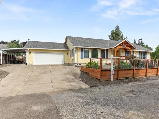 709 S Park St, Carlton, OR 97111
