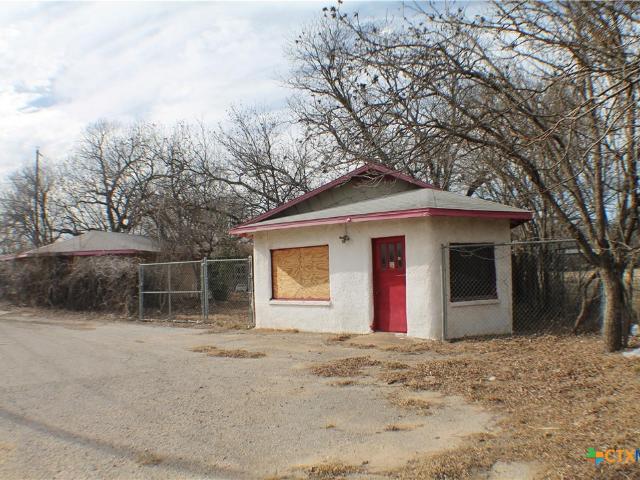 709 W Commerce