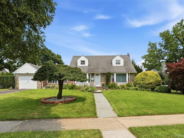 70 Birchwood Dr, New Hyde Park, NY 11040