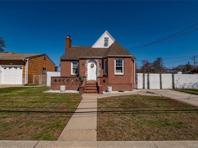 70 Bristol St, Lindenhurst, NY 11757