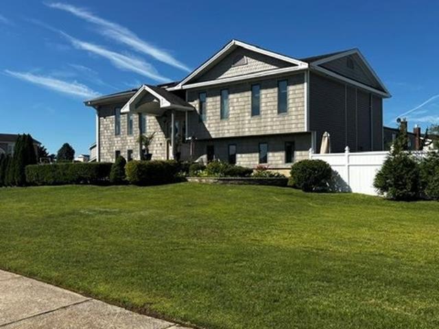 70 Gateway Dr, Copiague, NY 11726