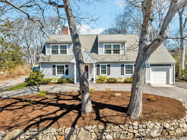 70 Lakeview Ave, Falmouth, MA 02540