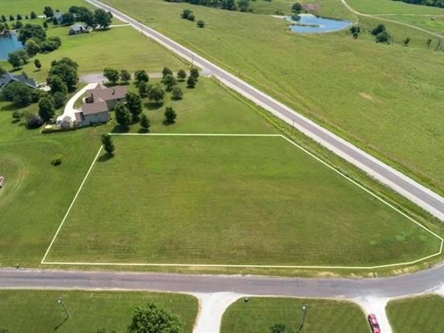 70 SW Fairview Dr, Ottawa, KS 66067