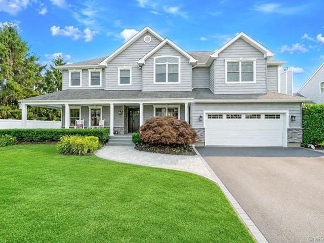70 Summerfield Dr, Holtsville, NY 11742