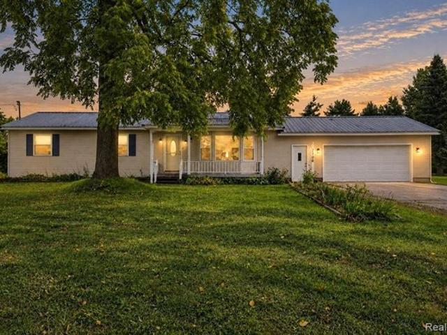 7106 Lake Rd, Montrose, MI 48457