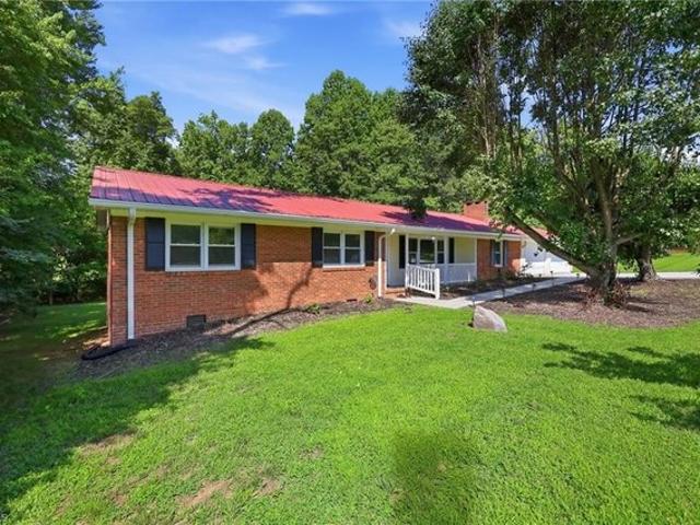 7106 Waterbury Dr, High Point, NC 27263