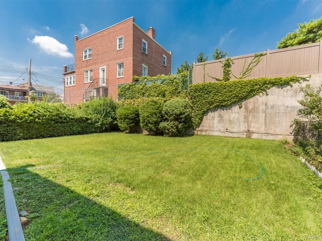 7107 Ditmars Boulevard