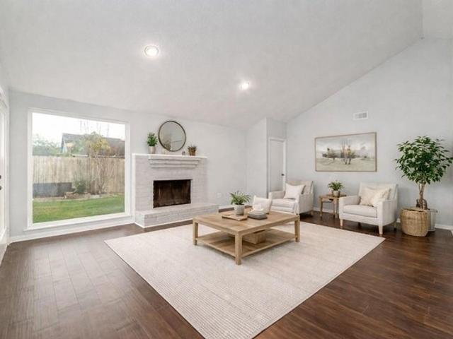 7107 Plaza Del Sol Dr, Houston, TX 77083
