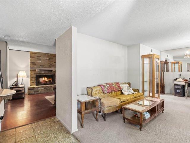 7108 Meadowood Dr