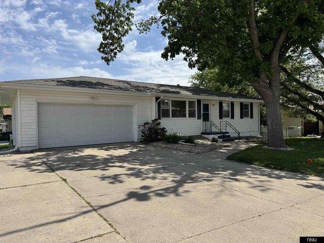 7101 Wood River Dr, Bellevue, NE 68157