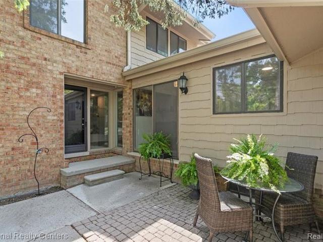 7103 Pebble Park Dr, West Bloomfield Township, MI 48322