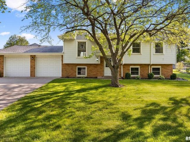 710 Curtis Ct, Eureka, IL 61530