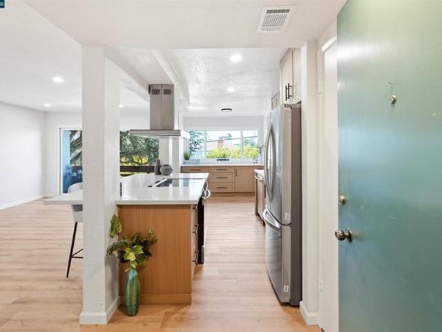 710 E 22nd St Apt 203, Oakland, CA 94606