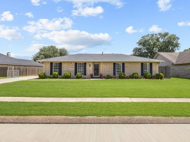 710 Sierra Dr, Port Neches, TX 77651