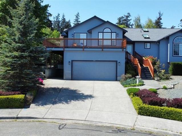 710 SW Echo Loop, Oak Harbor, WA 98277