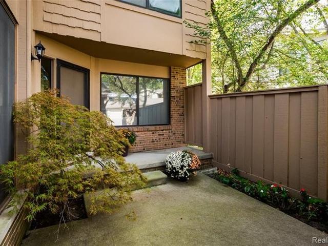 7118 Pebble Park Dr, West Bloomfield Township, MI 48322