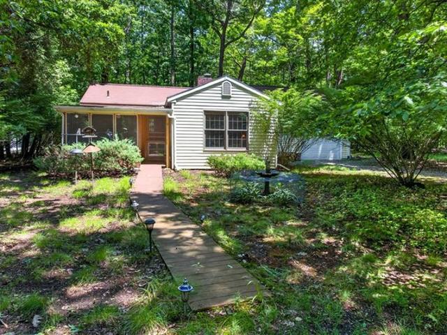 7110 Horseshoe Dr, Three Oaks, MI 49128