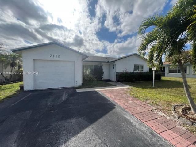 7112 Pine Manor Dr, Lake Worth, FL 33467